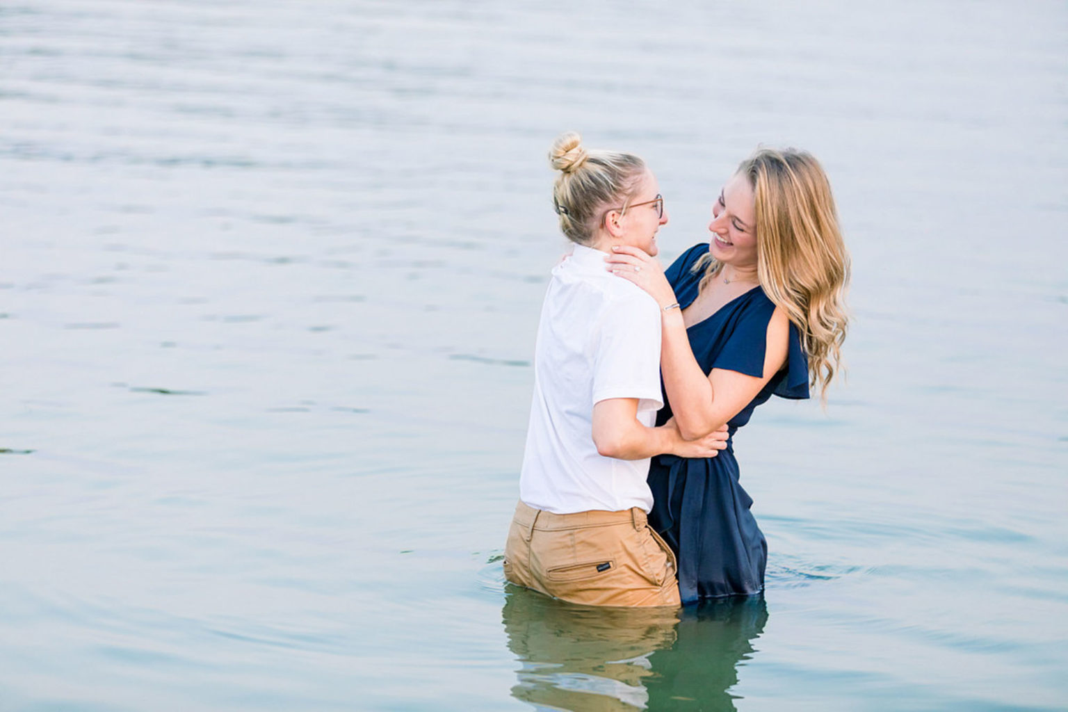 Autumn engagement session in Texas with joyful photos in the lake