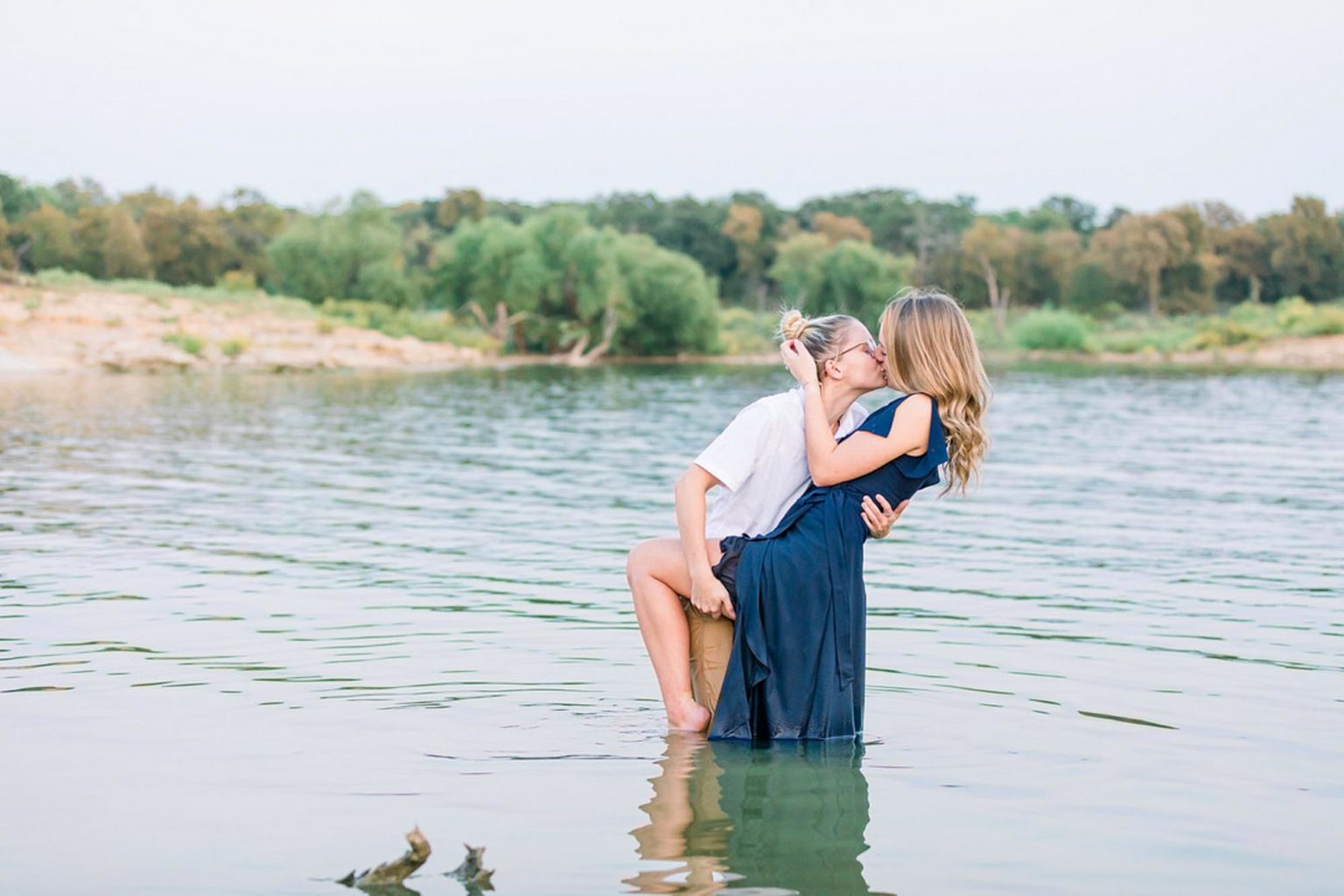 Autumn engagement session in Texas with joyful photos in the lake