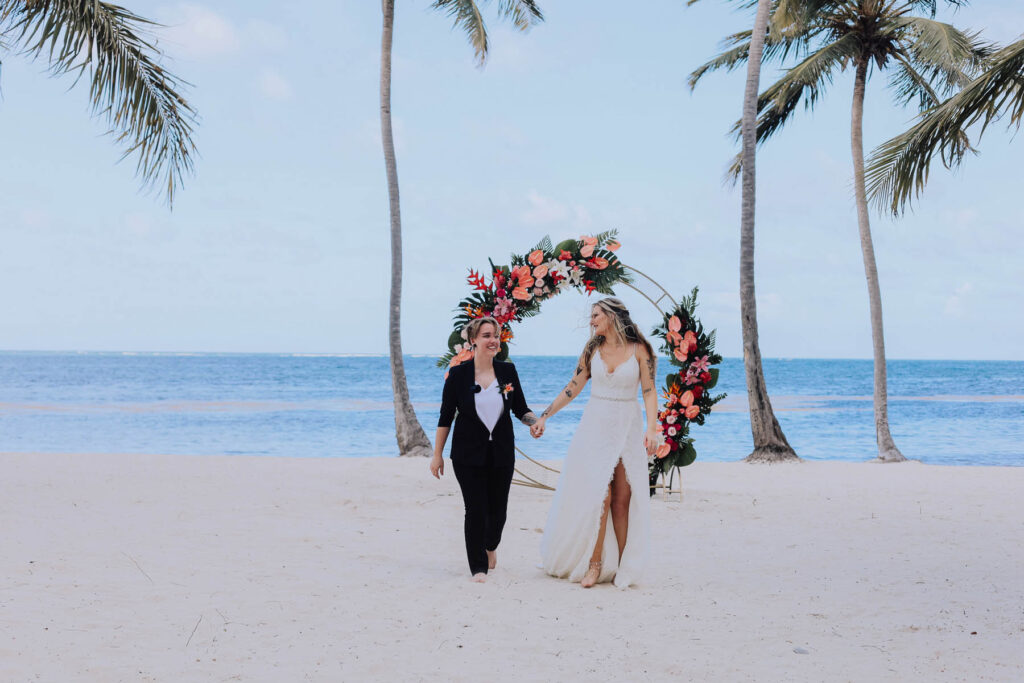 These lesbian brides met on Tinder and married in a destination ...
