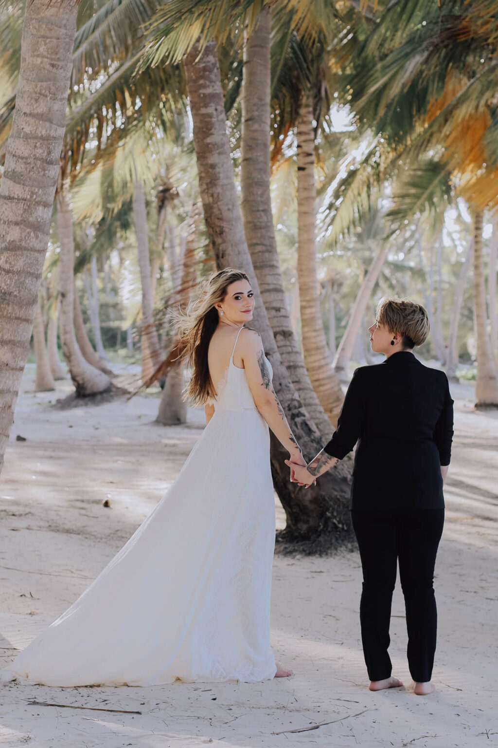 These lesbian brides met on Tinder and married in a destination ...